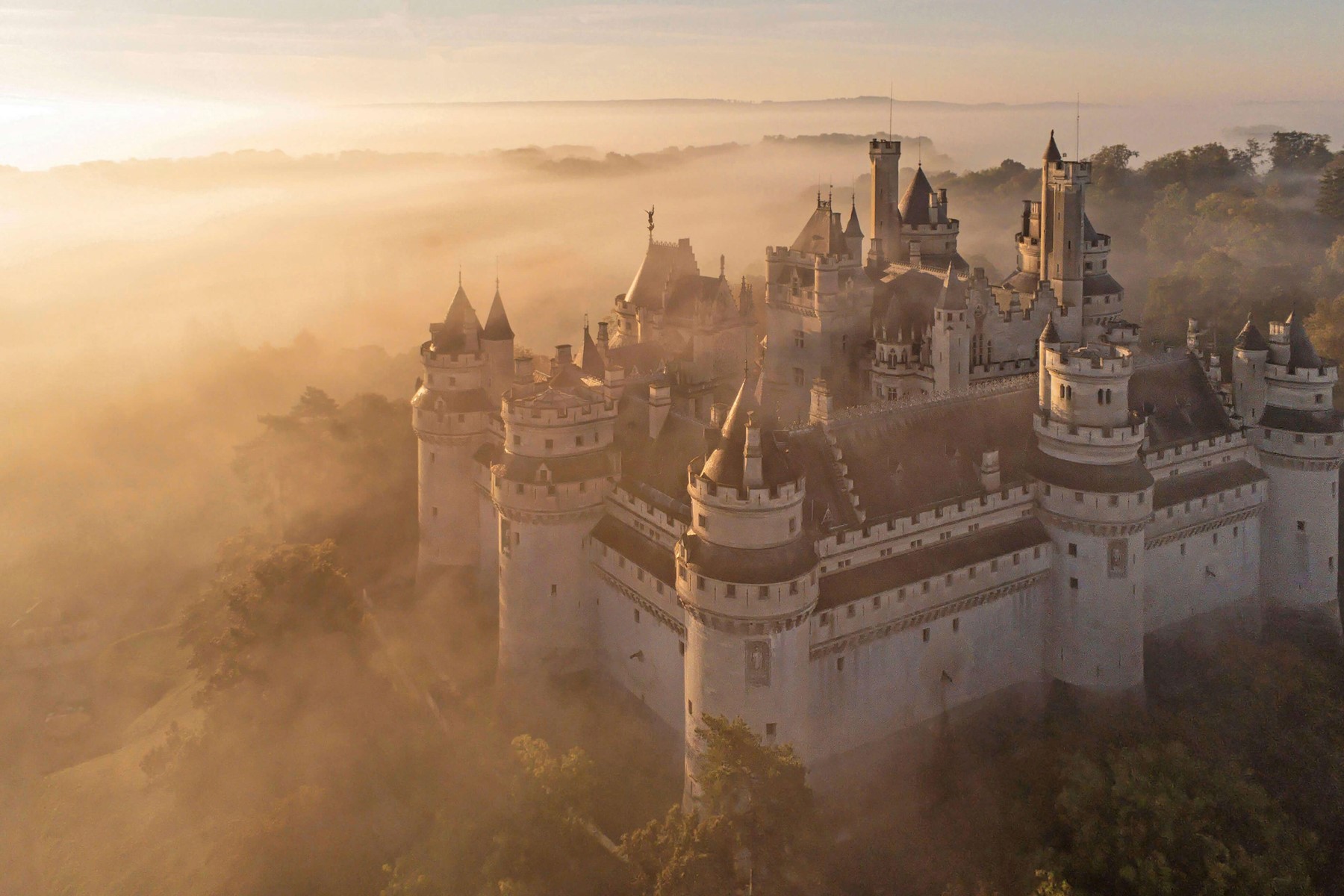 日出时分的古老城堡 by Microsoft | Wallpapers | WallpaperHub