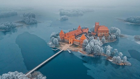 A charming medieval castle in Europe by Microsoft | Wallpapers ...
