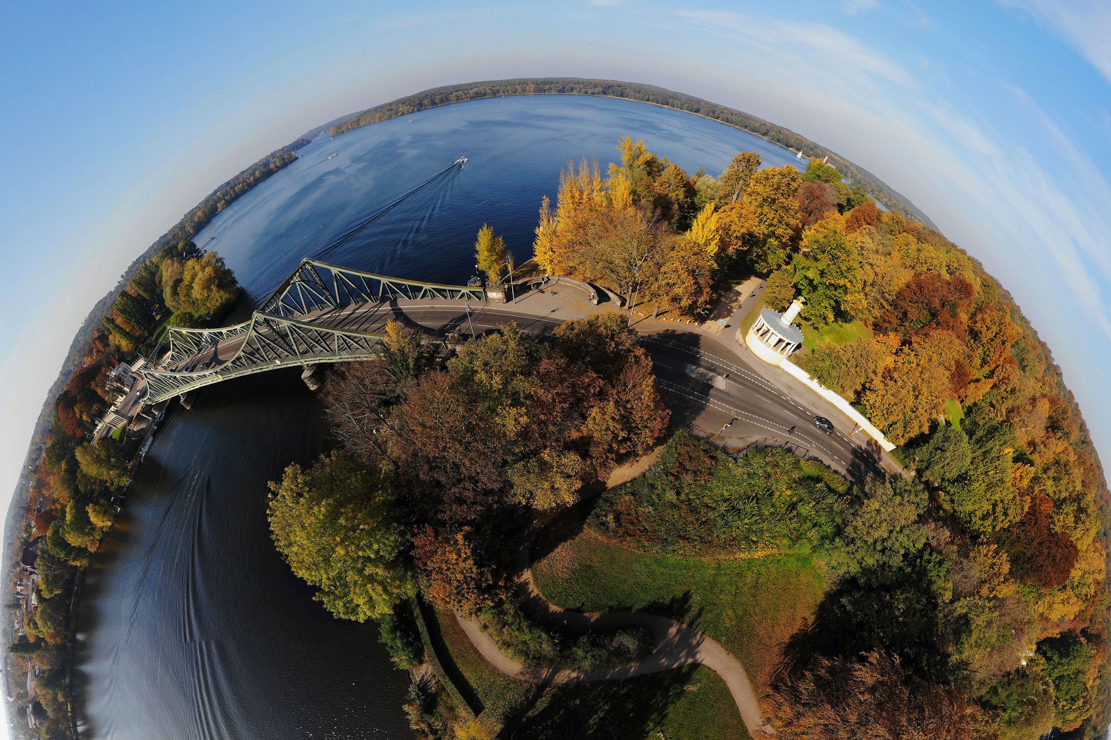 Symbol der Teilung und der Einheit by Microsoft | Wallpapers | WallpaperHub